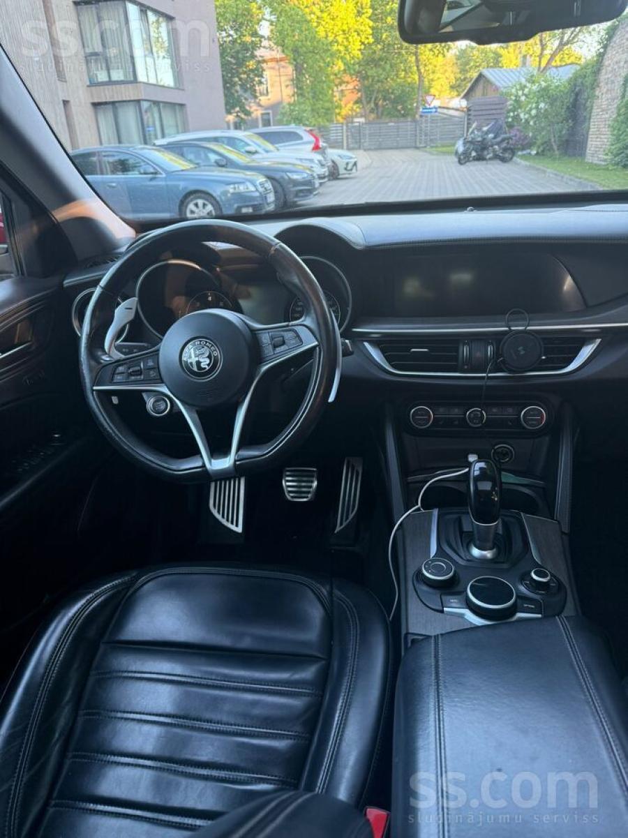 Red Alfa Romeo Stelvio 2018 in Riga, with an engine capacity of 2.20 L and mileage of 173 thousand km for 22000 €, photo 7 on AUTOMOTO.COM.LV