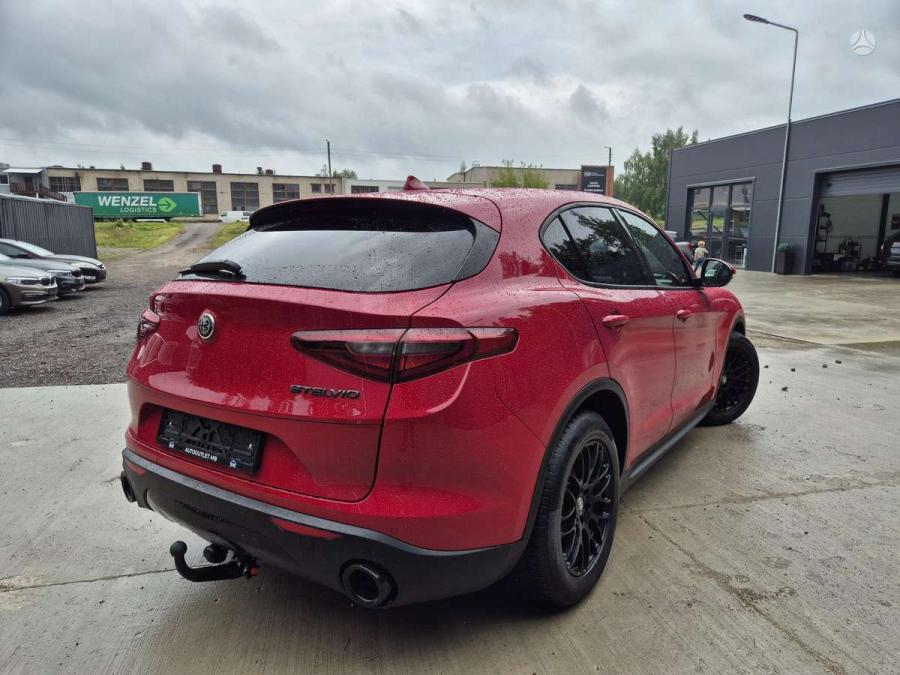 Red Alfa Romeo Stelvio 2018 in Utena, with an engine capacity of 2.14 L and mileage of 254 thousand km for 12990 €, photo 4 on AUTOMOTO.COM.LV