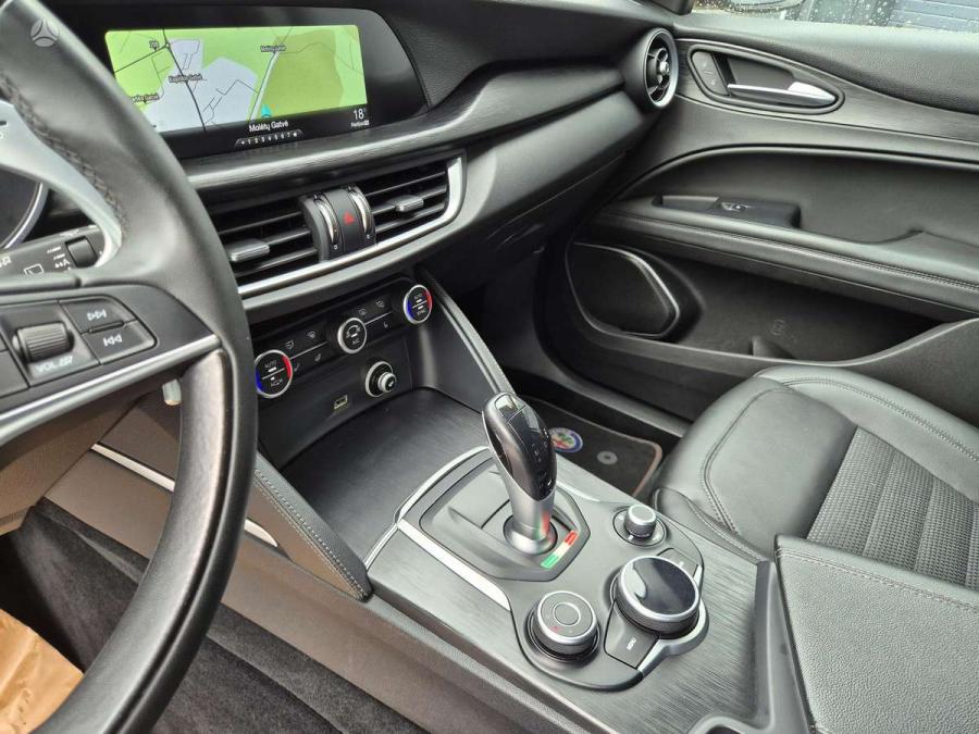 Red Alfa Romeo Stelvio 2018 in Utena, with an engine capacity of 2.14 L and mileage of 254 thousand km for 12990 €, photo 15 on AUTOMOTO.COM.LV