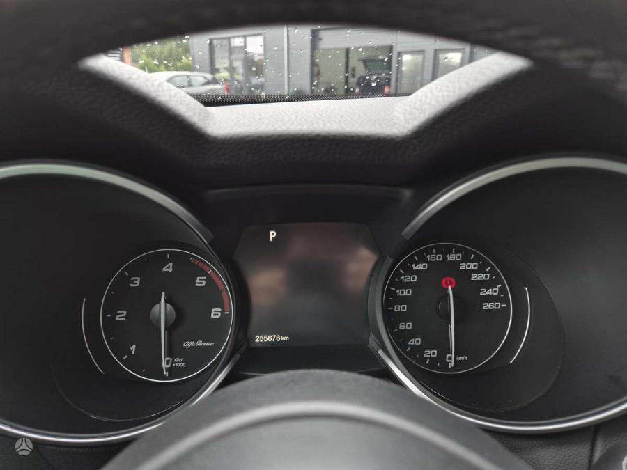 Red Alfa Romeo Stelvio 2018 in Utena, with an engine capacity of 2.14 L and mileage of 254 thousand km for 12990 €, photo 25 on AUTOMOTO.COM.LV
