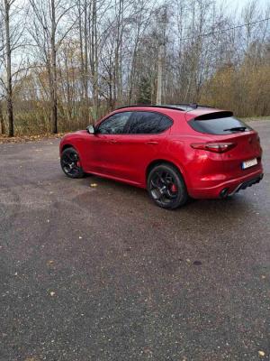 Red Alfa Romeo Stelvio 2023 in Plunge, with an engine capacity of 2.00 L and mileage of 12 thousand km for 29900 €, photo 3 on AUTOMOTO.COM.LV