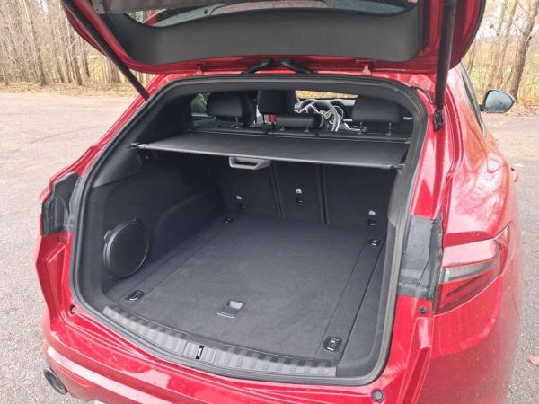 Red Alfa Romeo Stelvio 2023 in Plunge, with an engine capacity of 2.00 L and mileage of 12 thousand km for 29900 €, photo 11 on AUTOMOTO.COM.LV
