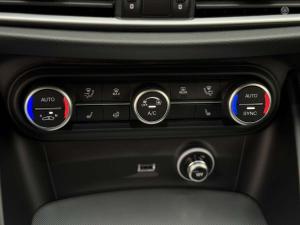 Sarkans Alfa Romeo Stelvio 2023 Viļņa, ar dzinēja tilpumu 2.00 L un nobraukumu 13 tūkst. km par 28999 €, foto 25 vietnē AUTOMOTO.COM.LV