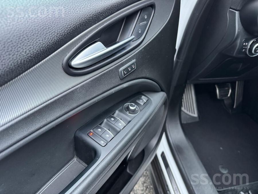 White Alfa Romeo Stelvio 2017 in Riga, with an engine capacity of 2.20 L and mileage of 186 thousand km for 17400 €, photo 10 on AUTOMOTO.COM.LV