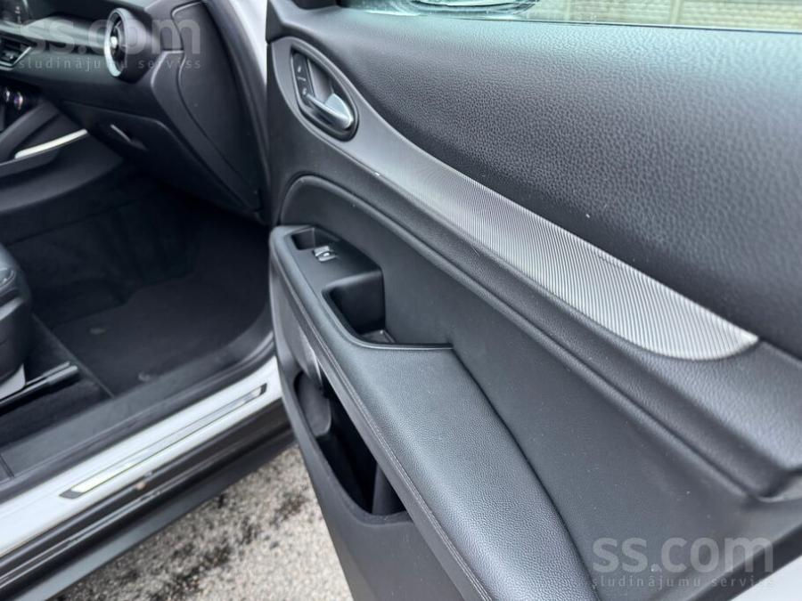 White Alfa Romeo Stelvio 2017 in Riga, with an engine capacity of 2.20 L and mileage of 186 thousand km for 17400 €, photo 13 on AUTOMOTO.COM.LV