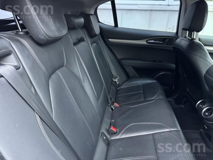 White Alfa Romeo Stelvio 2017 in Riga, with an engine capacity of 2.20 L and mileage of 186 thousand km for 17400 €, photo 14 on AUTOMOTO.COM.LV
