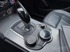 White Alfa Romeo Stelvio 2017 in Riga, with an engine capacity of 2.20 L and mileage of 186 thousand km for 17400 €, photo 20 on AUTOMOTO.COM.LV