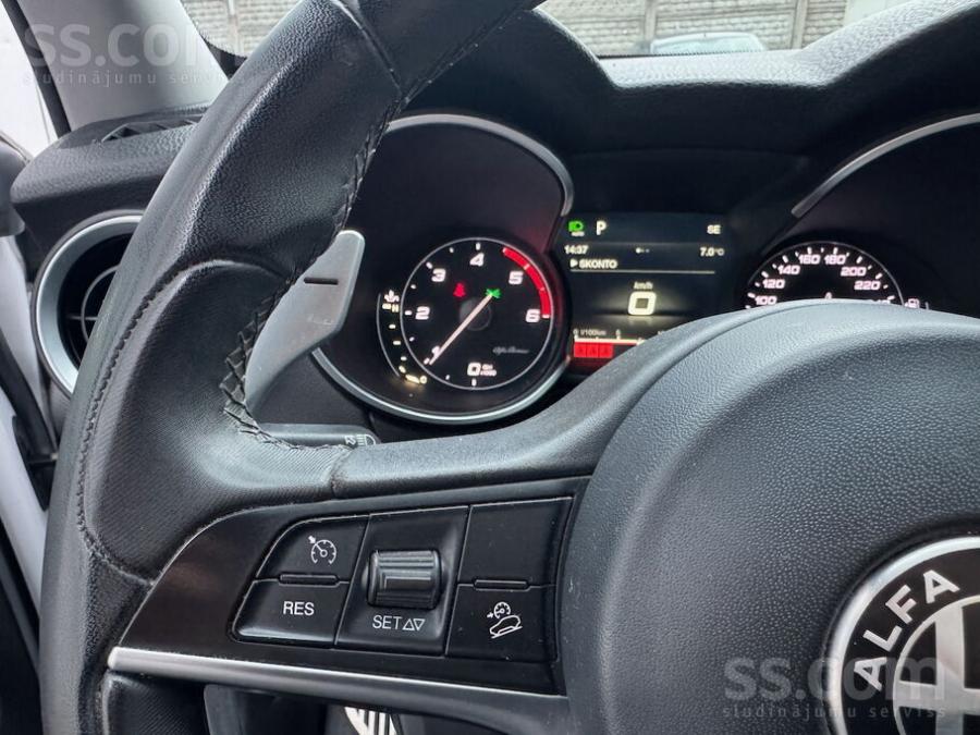 White Alfa Romeo Stelvio 2017 in Riga, with an engine capacity of 2.20 L and mileage of 186 thousand km for 17400 €, photo 22 on AUTOMOTO.COM.LV