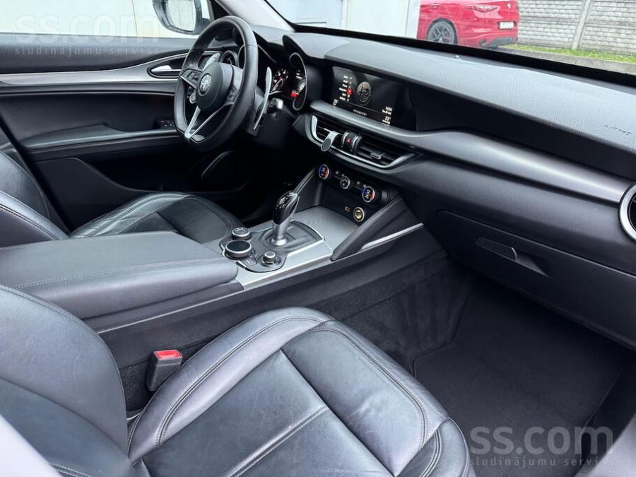 White Alfa Romeo Stelvio 2017 in Riga, with an engine capacity of 2.20 L and mileage of 186 thousand km for 17400 €, photo 12 on AUTOMOTO.COM.LV