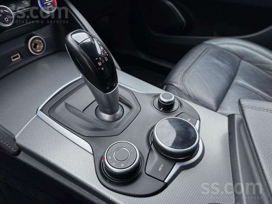 White Alfa Romeo Stelvio 2017 in Riga, with an engine capacity of 2.20 L and mileage of 186 thousand km for 17400 €, photo 20 on AUTOMOTO.COM.LV