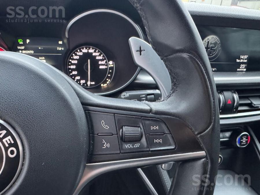 White Alfa Romeo Stelvio 2017 in Riga, with an engine capacity of 2.20 L and mileage of 186 thousand km for 17400 €, photo 21 on AUTOMOTO.COM.LV