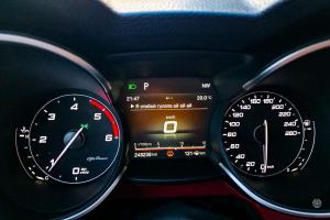 White Alfa Romeo Stelvio 2017 in Palanga, with an engine capacity of 2.14 L and mileage of 248 thousand km for 14500 €, photo 18 on AUTOMOTO.COM.LV