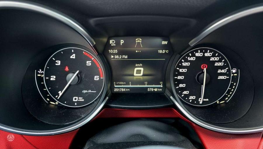 White Alfa Romeo Stelvio 2017 in Taurage, with an engine capacity of 2.10 L and mileage of 251 thousand km for 13700 €, photo 17 on AUTOMOTO.COM.LV