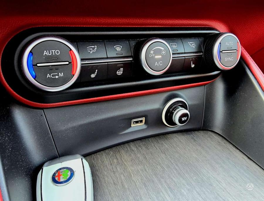 White Alfa Romeo Stelvio 2017 in Taurage, with an engine capacity of 2.10 L and mileage of 251 thousand km for 13700 €, photo 19 on AUTOMOTO.COM.LV