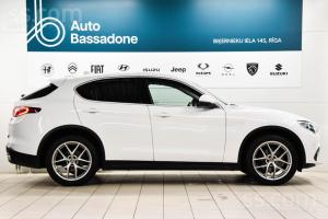 White Alfa Romeo Stelvio 2018 in Riga, with an engine capacity of 2.00 L and mileage of 138 thousand km for 21990 €, photo 4 on AUTOMOTO.COM.LV