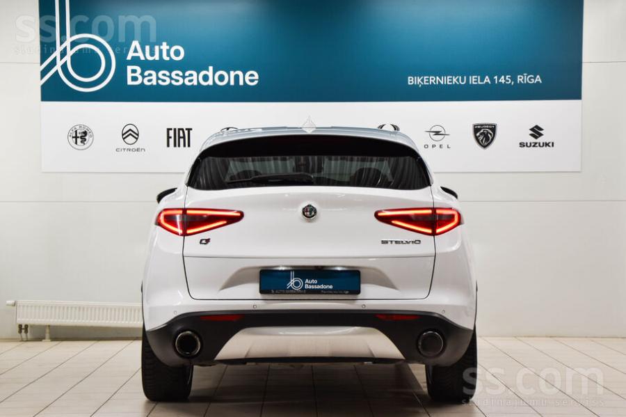 White Alfa Romeo Stelvio 2018 in Riga, with an engine capacity of 2.00 L and mileage of 138 thousand km for 21990 €, photo 6 on AUTOMOTO.COM.LV