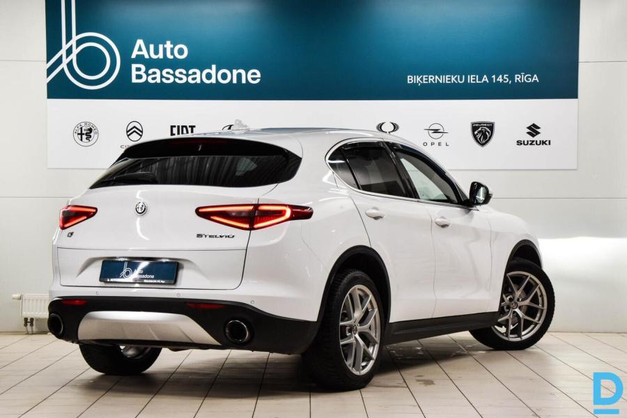 White Alfa Romeo Stelvio 2018 in Riga, with an engine capacity of 2.00 L and mileage of 138 thousand km for 21990 €, photo 3 on AUTOMOTO.COM.LV