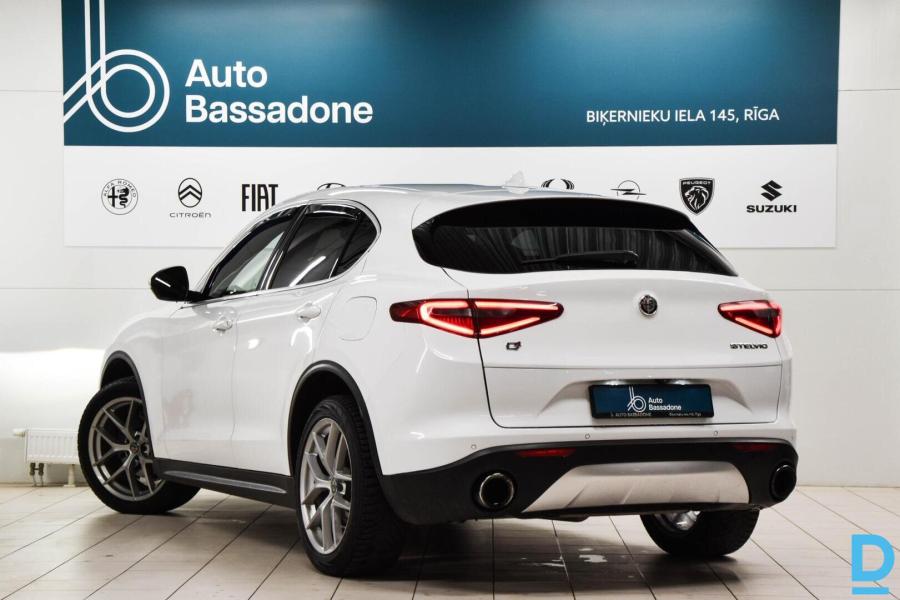 White Alfa Romeo Stelvio 2018 in Riga, with an engine capacity of 2.00 L and mileage of 138 thousand km for 21990 €, photo 4 on AUTOMOTO.COM.LV