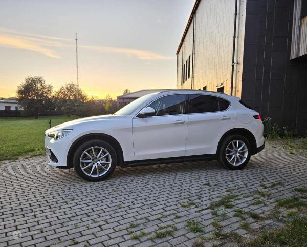 White Alfa Romeo Stelvio 2018 in Taurage, with an engine capacity of 2.14 L and mileage of 209 thousand km for 12800 €, photo 7 on AUTOMOTO.COM.LV
