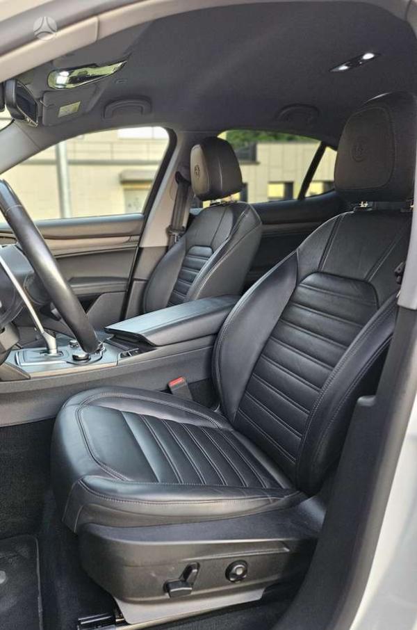 White Alfa Romeo Stelvio 2018 in Taurage, with an engine capacity of 2.14 L and mileage of 209 thousand km for 12800 €, photo 10 on AUTOMOTO.COM.LV