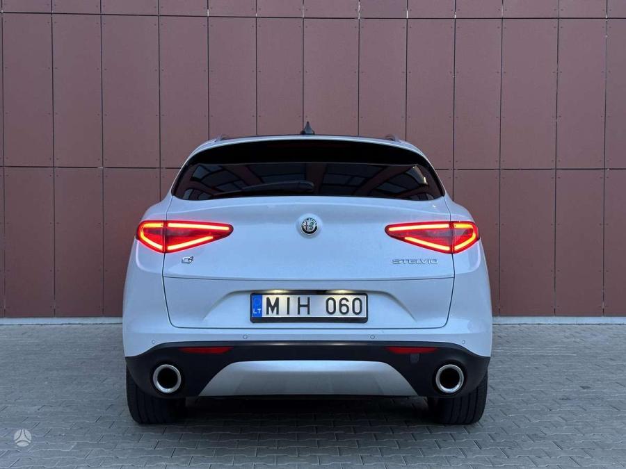 White Alfa Romeo Stelvio 2018 in Vilnius, with an engine capacity of 2.00 L and mileage of 146 thousand km for 18500 €, photo 5 on AUTOMOTO.COM.LV