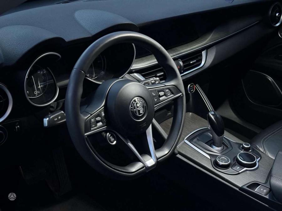 White Alfa Romeo Stelvio 2018 in Vilnius, with an engine capacity of 2.00 L and mileage of 146 thousand km for 18500 €, photo 11 on AUTOMOTO.COM.LV
