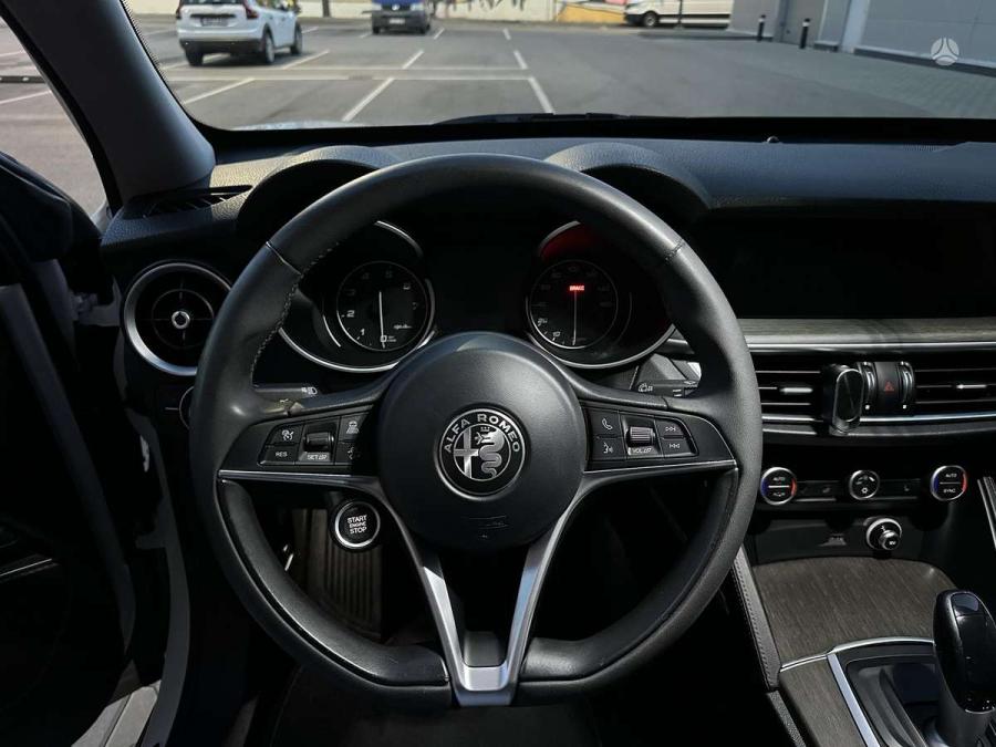 White Alfa Romeo Stelvio 2018 in Vilnius, with an engine capacity of 2.00 L and mileage of 146 thousand km for 18500 €, photo 13 on AUTOMOTO.COM.LV