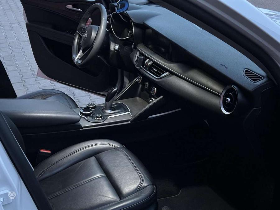White Alfa Romeo Stelvio 2018 in Vilnius, with an engine capacity of 2.00 L and mileage of 146 thousand km for 18500 €, photo 14 on AUTOMOTO.COM.LV
