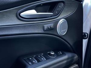 White Alfa Romeo Stelvio 2018 in Vilnius, with an engine capacity of 2.00 L and mileage of 146 thousand km for 18500 €, photo 19 on AUTOMOTO.COM.LV