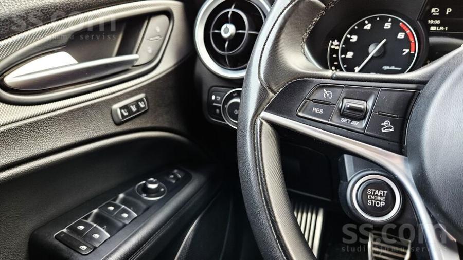 Balts Alfa Romeo Stelvio 2020 Rīga, ar dzinēja tilpumu 2.00 L un nobraukumu 197 tūkst. km par 20990 €, foto 10 vietnē AUTOMOTO.COM.LV