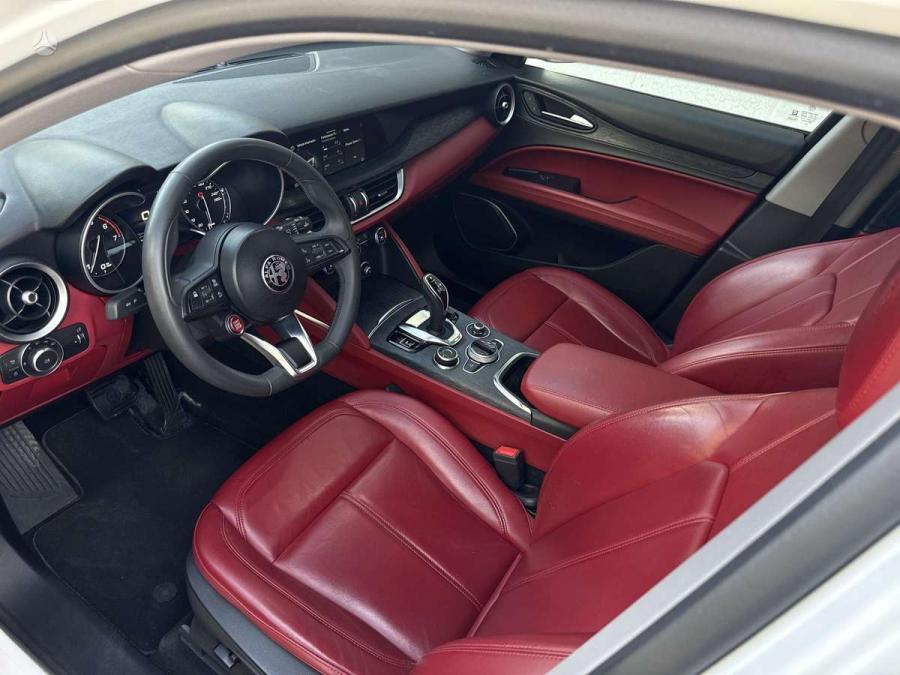 White Alfa Romeo Stelvio 2021 in Vilnius, with an engine capacity of 2.00 L and mileage of 64 thousand km for 18900 €, photo 17 on AUTOMOTO.COM.LV