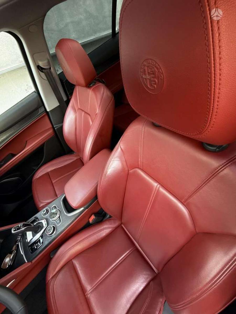 White Alfa Romeo Stelvio 2021 in Vilnius, with an engine capacity of 2.00 L and mileage of 64 thousand km for 18900 €, photo 20 on AUTOMOTO.COM.LV