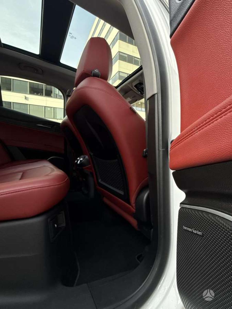 White Alfa Romeo Stelvio 2021 in Vilnius, with an engine capacity of 2.00 L and mileage of 64 thousand km for 18900 €, photo 23 on AUTOMOTO.COM.LV