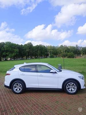 White Alfa Romeo Stelvio 2021 in Kaunas, with an engine capacity of 2.14 L and mileage of 237 thousand km for 13150 €, photo 5 on AUTOMOTO.COM.LV