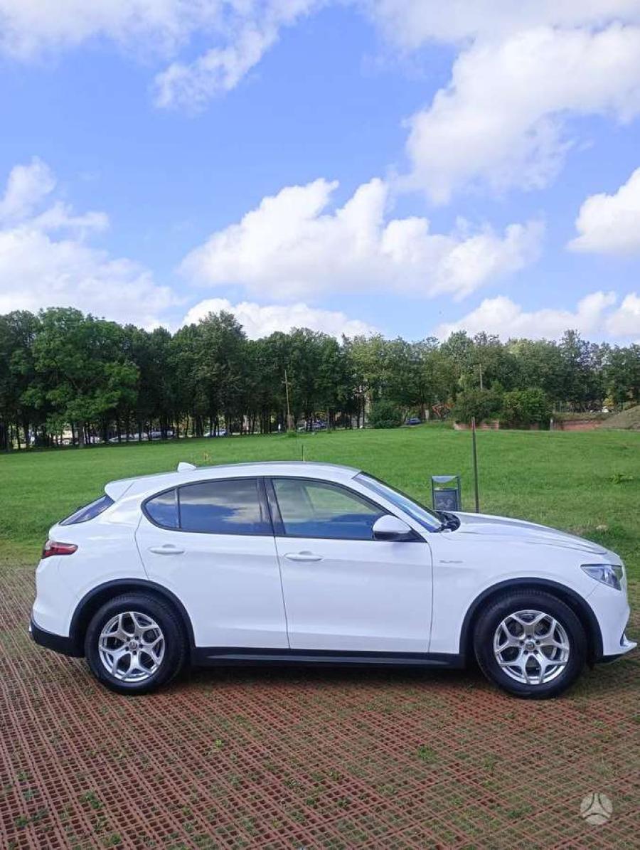 White Alfa Romeo Stelvio 2021 in Kaunas, with an engine capacity of 2.14 L and mileage of 237 thousand km for 13150 €, photo 5 on AUTOMOTO.COM.LV
