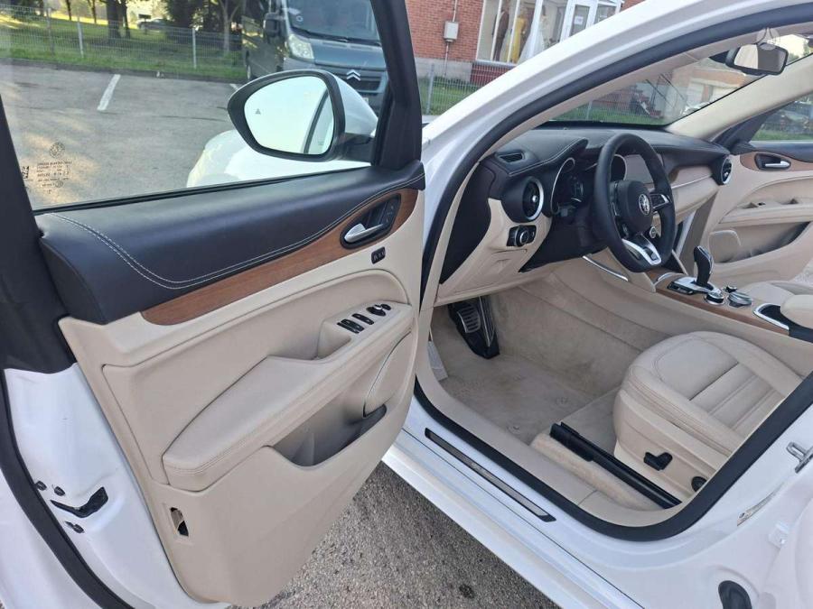 Balts Alfa Romeo Stelvio 2020 Radviliškis, ar dzinēja tilpumu 2.00 L un nobraukumu 85 tūkst. km par 19200 €, foto 45 vietnē AUTOMOTO.COM.LV