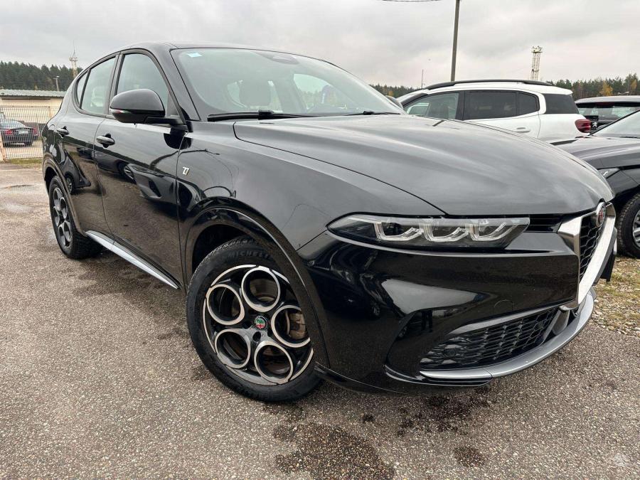 Black Alfa Romeo Tonale 2022 in Vilnius, with an engine capacity of 1.47 L and mileage of 193 thousand km for 16390 €, photo 3 on AUTOMOTO.COM.LV