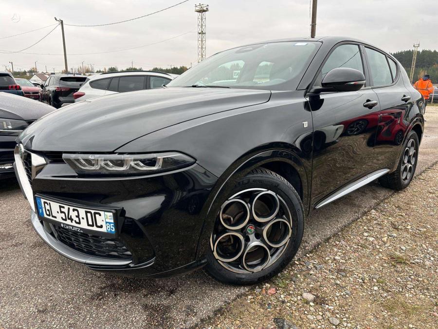 Black Alfa Romeo Tonale 2022 in Vilnius, with an engine capacity of 1.47 L and mileage of 193 thousand km for 16390 €, photo 4 on AUTOMOTO.COM.LV