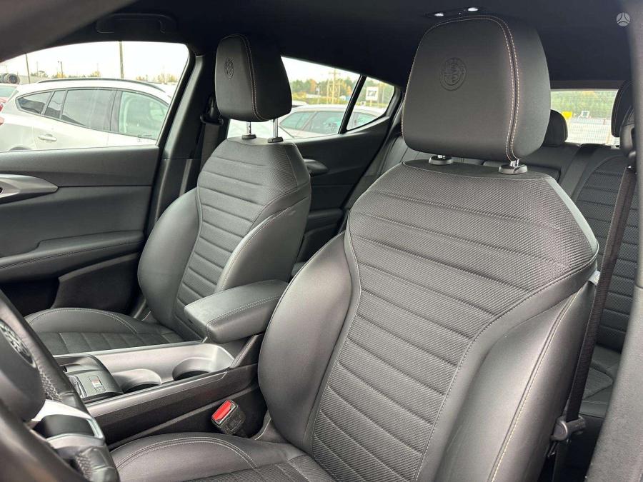 Black Alfa Romeo Tonale 2022 in Vilnius, with an engine capacity of 1.47 L and mileage of 193 thousand km for 16390 €, photo 12 on AUTOMOTO.COM.LV