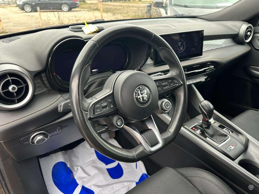 Black Alfa Romeo Tonale 2022 in Vilnius, with an engine capacity of 1.47 L and mileage of 193 thousand km for 16390 €, photo 14 on AUTOMOTO.COM.LV