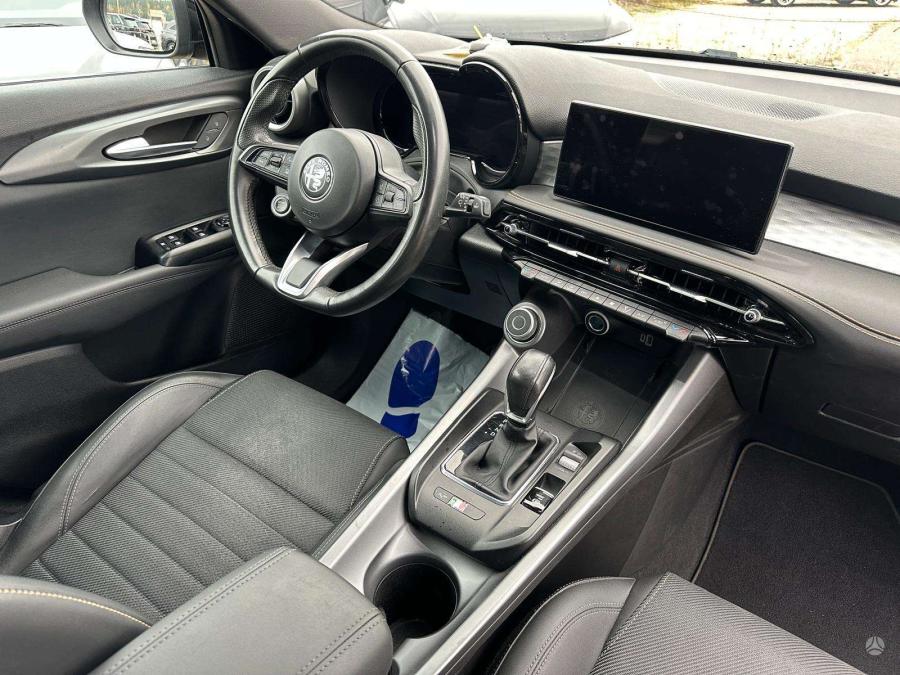 Black Alfa Romeo Tonale 2022 in Vilnius, with an engine capacity of 1.47 L and mileage of 193 thousand km for 16390 €, photo 15 on AUTOMOTO.COM.LV