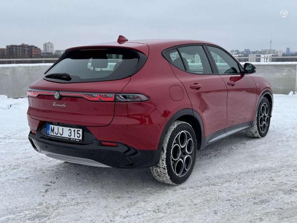 Red Alfa Romeo Tonale 2022 in Vilnius, with an engine capacity of 1.47 L and mileage of 65 thousand km for 24900 €, photo 4 on AUTOMOTO.COM.LV
