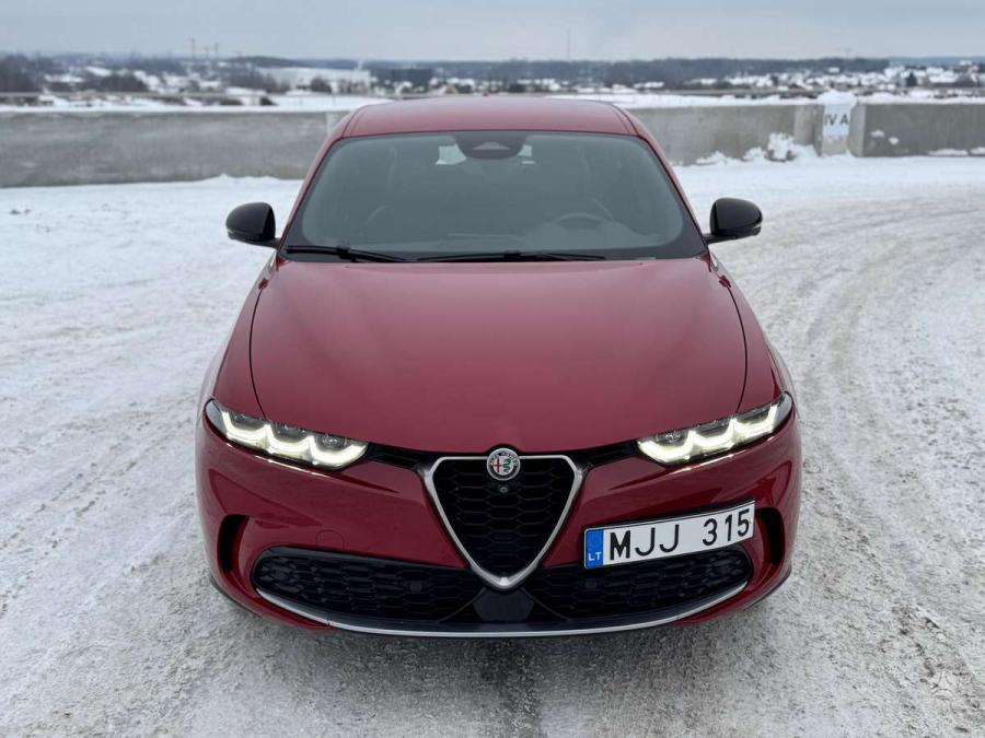Red Alfa Romeo Tonale 2022 in Vilnius, with an engine capacity of 1.47 L and mileage of 65 thousand km for 24900 €, photo 5 on AUTOMOTO.COM.LV