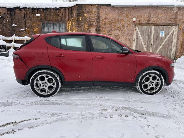 Red Alfa Romeo Tonale 2023 in Vilnius, with an engine capacity of 1.50 L and mileage of 29 thousand km for 9400 €, photo 2 on AUTOMOTO.COM.LV
