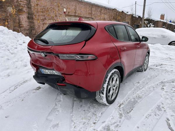 Red Alfa Romeo Tonale 2023 in Vilnius, with an engine capacity of 1.50 L and mileage of 29 thousand km for 9400 €, photo 4 on AUTOMOTO.COM.LV