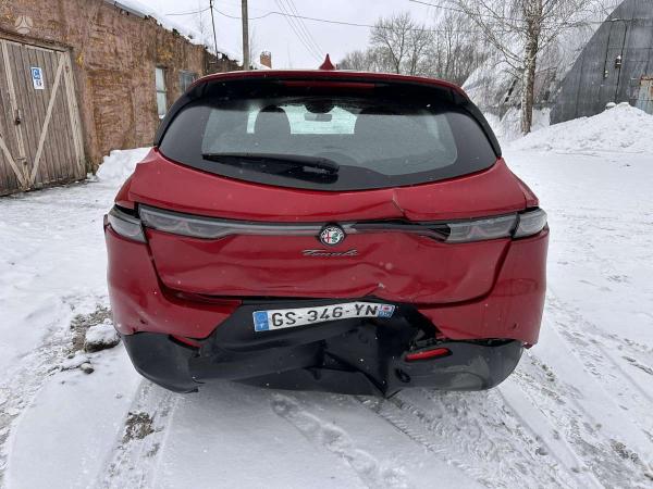 Red Alfa Romeo Tonale 2023 in Vilnius, with an engine capacity of 1.50 L and mileage of 29 thousand km for 9400 €, photo 5 on AUTOMOTO.COM.LV