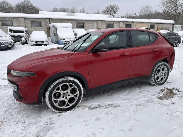 Red Alfa Romeo Tonale 2023 in Vilnius, with an engine capacity of 1.50 L and mileage of 29 thousand km for 9400 €, photo 7 on AUTOMOTO.COM.LV