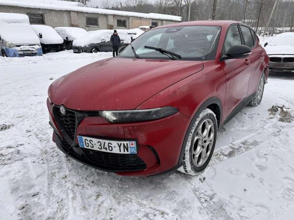 Red Alfa Romeo Tonale 2023 in Vilnius, with an engine capacity of 1.50 L and mileage of 29 thousand km for 9400 €, photo 8 on AUTOMOTO.COM.LV