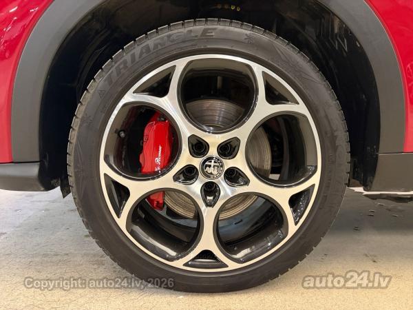 Red Alfa Romeo Tonale 2023 in Tallinn, with an engine capacity of 1.30 L and mileage of 7 thousand km for 27900 €, photo 10 on AUTOMOTO.COM.LV
