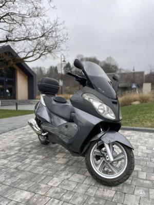 Grey Aprilia Atlantic 2006 in Kaunas, with an engine capacity of 0.50 L and mileage of 42 thousand km for 2550 €, photo  on AUTOMOTO.COM.LV